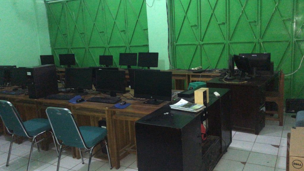 Labotarium Komputer – SMA MUTTAQIEN JAKARTA